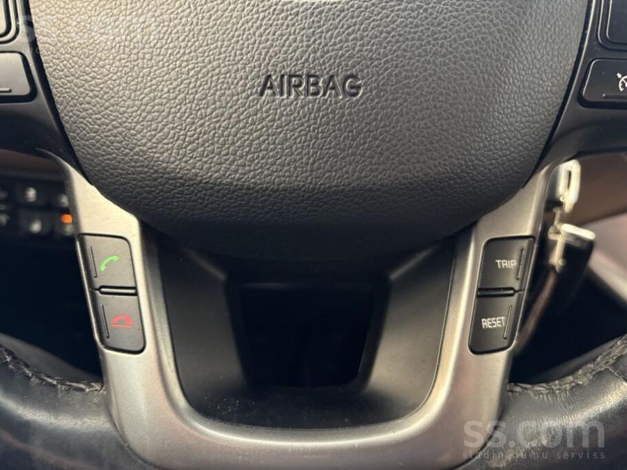 Black Kia Rio 2017 in Riga, with an engine capacity of 1.40 L and mileage of 134 thousand km for 7500 €, photo 20 on AUTOMOTO.COM.LV