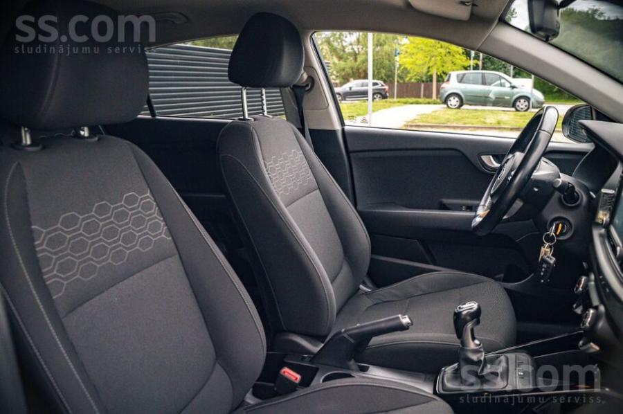Black Kia Rio 2017 in Riga, with an engine capacity of 1.40 L and mileage of 0 thousand km for 5990 €, photo 16 on AUTOMOTO.COM.LV
