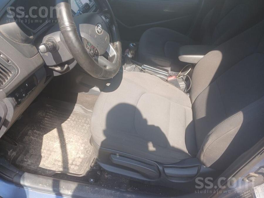 Blue Kia Rio 2015 in Riga, with an engine capacity of 1.30 L and mileage of 130 thousand km for 3500 €, photo 9 on AUTOMOTO.COM.LV