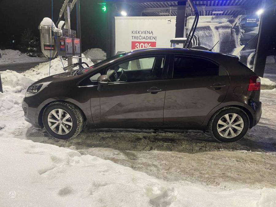 Brown Kia Rio 2014 in Vilnius, with an engine capacity of 1.40 L and mileage of 96 thousand km for 4150 €, photo 4 on AUTOMOTO.COM.LV