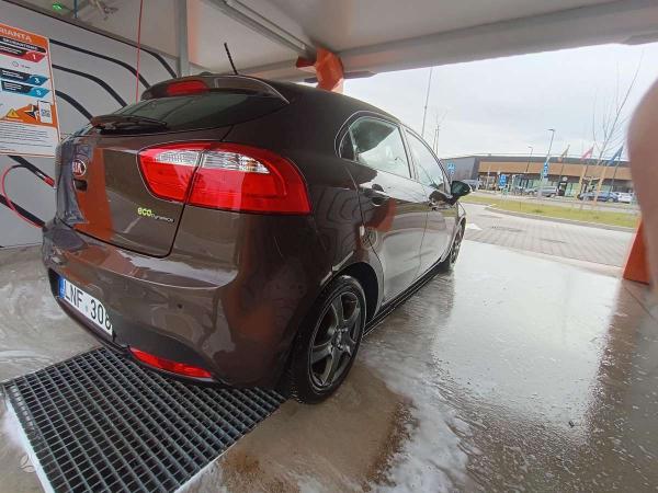 Brown Kia Rio 2014 in Vilnius, with an engine capacity of 1.40 L and mileage of 290 thousand km for 2800 €, photo 6 on AUTOMOTO.COM.LV