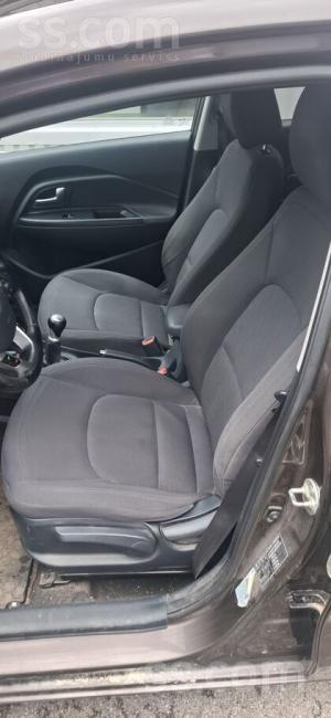 Brown Kia Rio 2015 in Jelgava, with an engine capacity of 1.20 L and mileage of 401 thousand km for 1650 €, photo 7 on AUTOMOTO.COM.LV