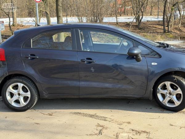 Grey Kia Rio 2012 in Panevezys, with an engine capacity of 1.10 L and mileage of 346 thousand km for 2400 €, photo 4 on AUTOMOTO.COM.LV