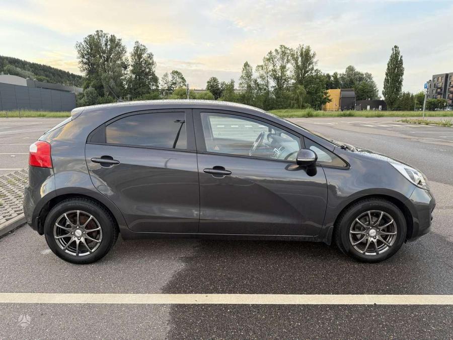 Grey Kia Rio 2013 in Vilnius, with an engine capacity of 1.25 L and mileage of 114 thousand km for 3600 €, photo 7 on AUTOMOTO.COM.LV