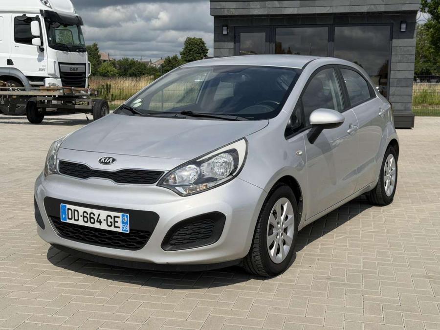 Grey Kia Rio 2014 in Taurage, with an engine capacity of 1.12 L and mileage of 216 thousand km for 2700 €, photo 1 on AUTOMOTO.COM.LV