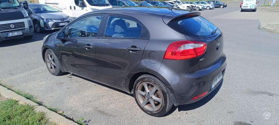 Pelēks Kia Rio 2014 Viļņa, ar dzinēja tilpumu 1.40 L un nobraukumu 211 tūkst. km par 2300 €, foto 5 vietnē AUTOMOTO.COM.LV