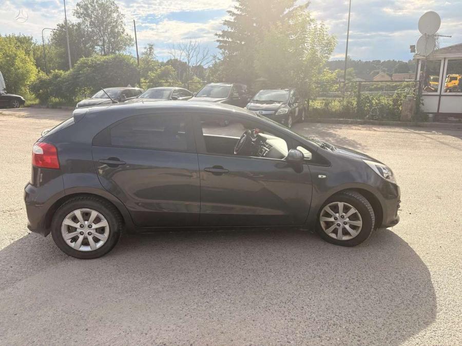 Grey Kia Rio 2015 in Vilnius, with an engine capacity of 1.40 L and mileage of 183 thousand km for 3400 €, photo 5 on AUTOMOTO.COM.LV