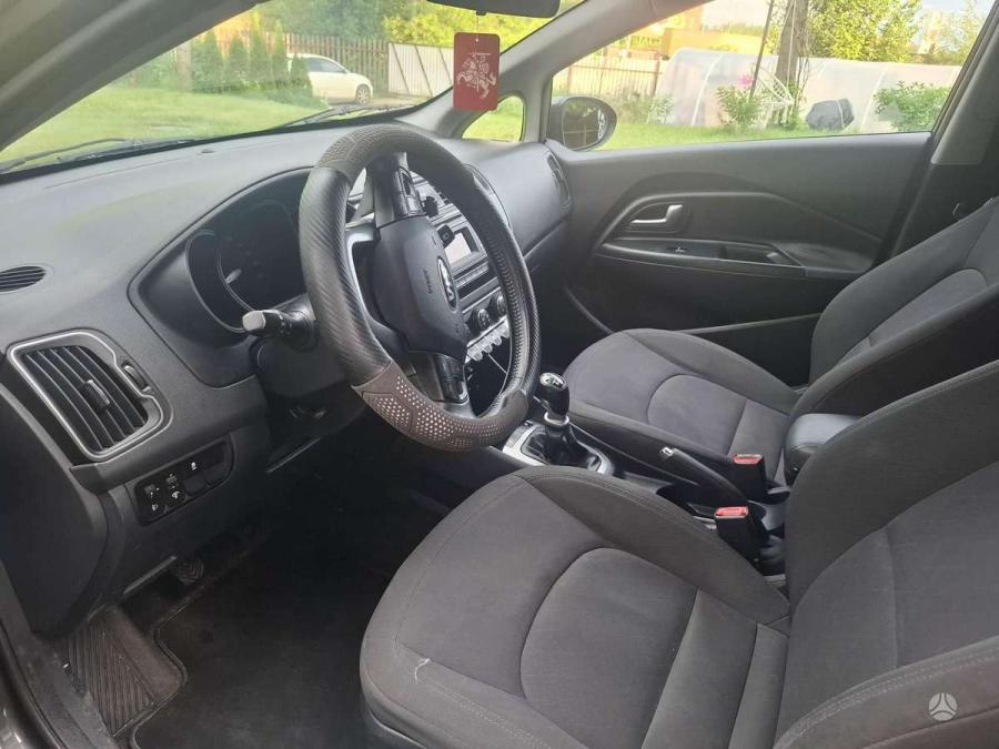 Grey Kia Rio 2015 in Vilnius, with an engine capacity of 1.40 L and mileage of 183 thousand km for 3400 €, photo 8 on AUTOMOTO.COM.LV