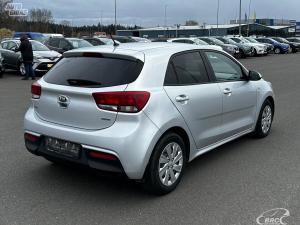 Grey Kia Rio 2017 in Avizieniai, with an engine capacity of 1.40 L and mileage of 244 thousand km for 5700 €, photo 3 on AUTOMOTO.COM.LV