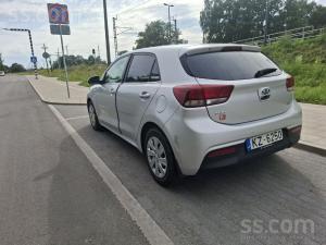 Grey Kia Rio 2017 in Riga, with an engine capacity of 1.40 L and mileage of 148 thousand km for 6250 €, photo 5 on AUTOMOTO.COM.LV