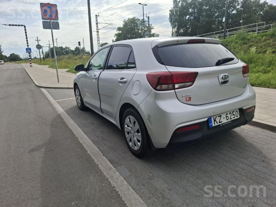 Grey Kia Rio 2017 in Riga, with an engine capacity of 1.40 L and mileage of 148 thousand km for 6250 €, photo 5 on AUTOMOTO.COM.LV