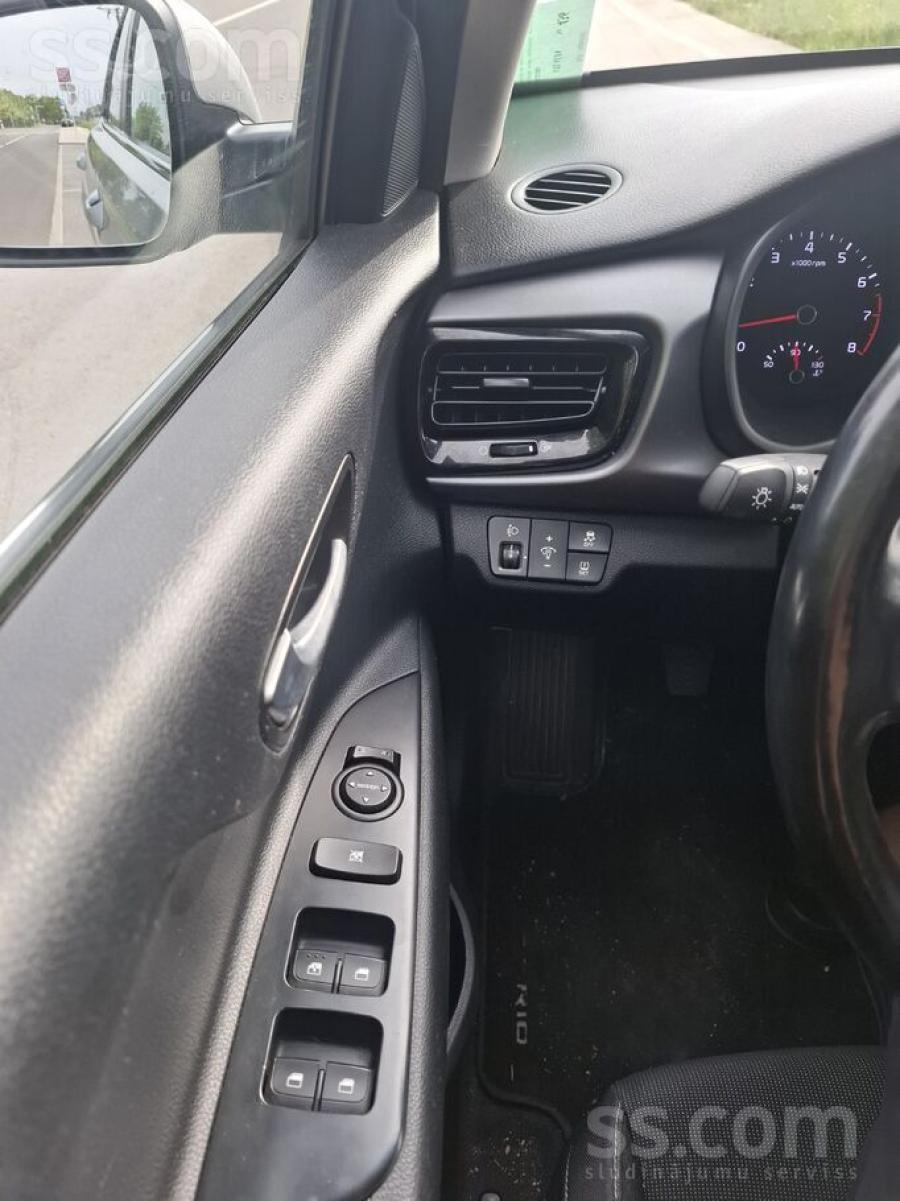Grey Kia Rio 2017 in Riga, with an engine capacity of 1.40 L and mileage of 148 thousand km for 6250 €, photo 9 on AUTOMOTO.COM.LV
