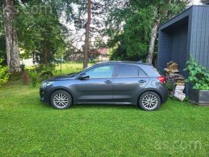 Grey Kia Rio 2018 in Riga, with an engine capacity of 1.40 L and mileage of 43 thousand km for 8000 €, photo 3 on AUTOMOTO.COM.LV