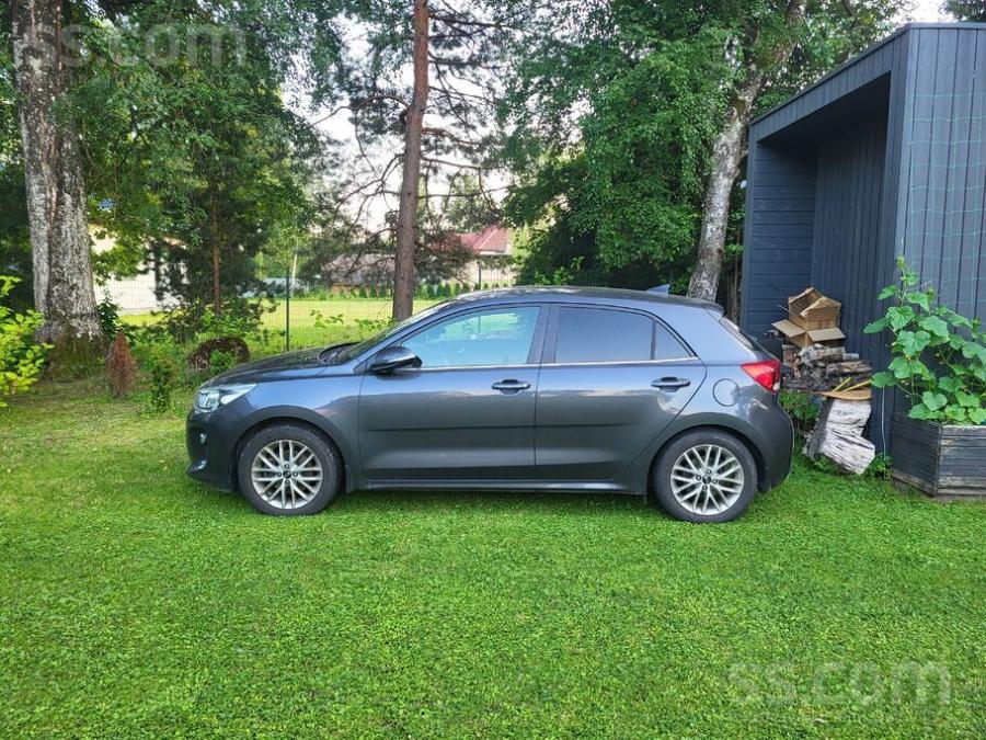 Grey Kia Rio 2018 in Riga, with an engine capacity of 1.40 L and mileage of 43 thousand km for 8000 €, photo 3 on AUTOMOTO.COM.LV