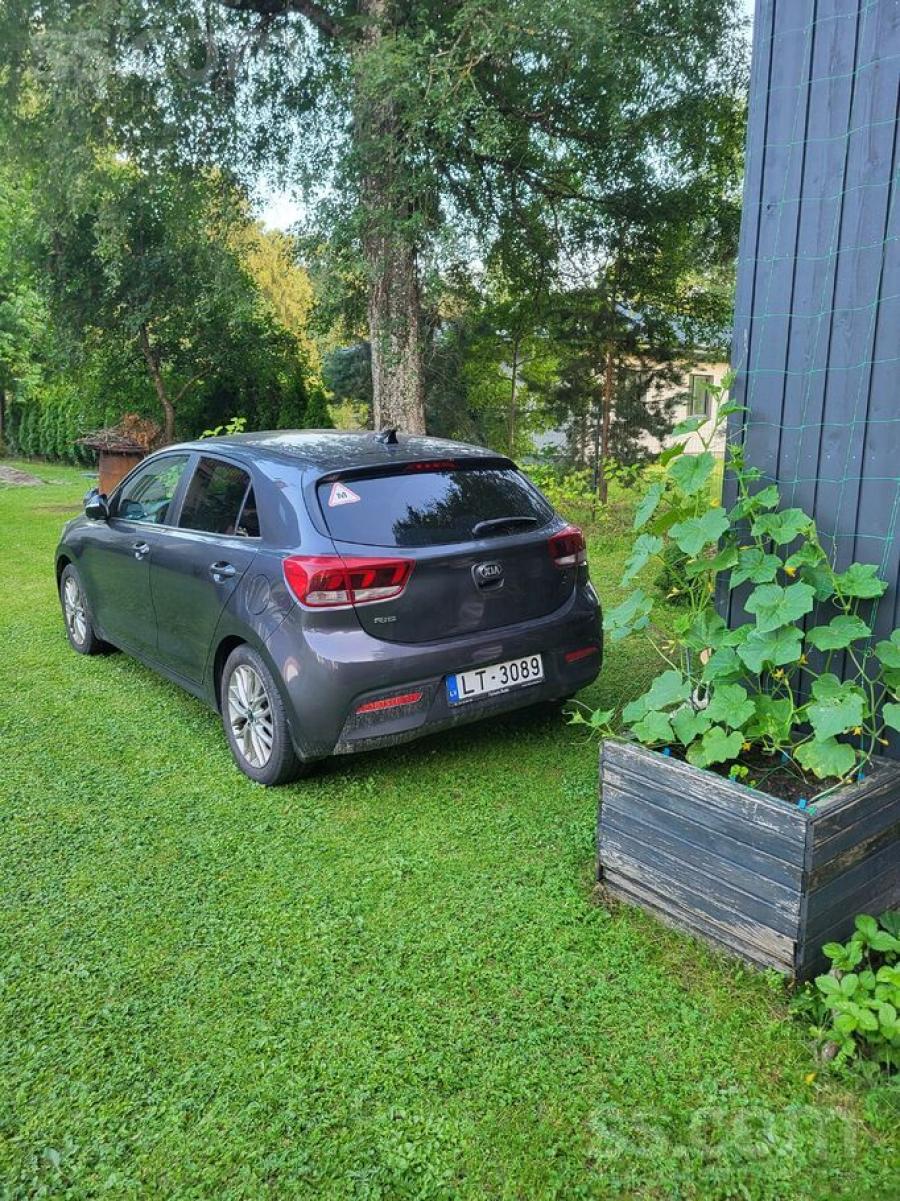 Grey Kia Rio 2018 in Riga, with an engine capacity of 1.40 L and mileage of 43 thousand km for 8000 €, photo 4 on AUTOMOTO.COM.LV