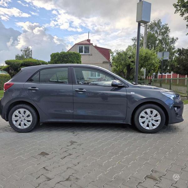 Grey Kia Rio 2023 in Kaunas, with an engine capacity of 1.20 L and mileage of 48 thousand km for 11500 €, photo 3 on AUTOMOTO.COM.LV