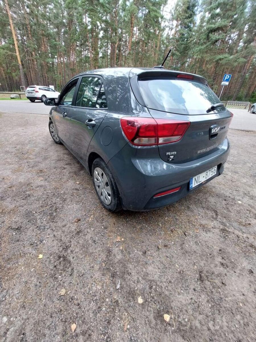 Grey Kia Rio 2023 in Riga, with an engine capacity of 1.00 L and mileage of 98 thousand km for 13200 €, photo 5 on AUTOMOTO.COM.LV