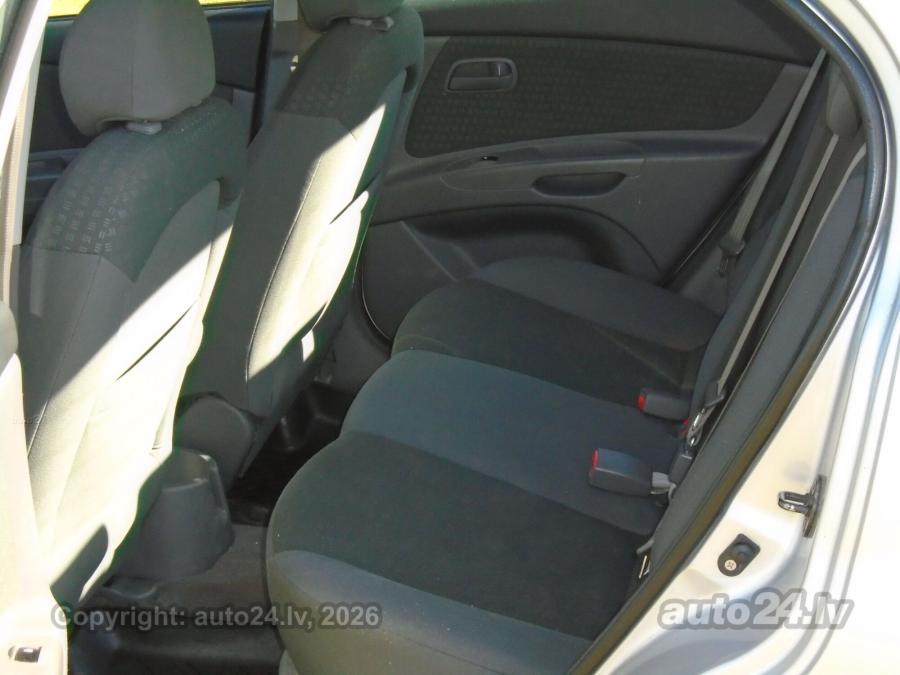 Grey Kia Rio 2006 in Tallinn, with an engine capacity of 1.40 L and mileage of 176 thousand km for 2500 €, photo 7 on AUTOMOTO.COM.LV
