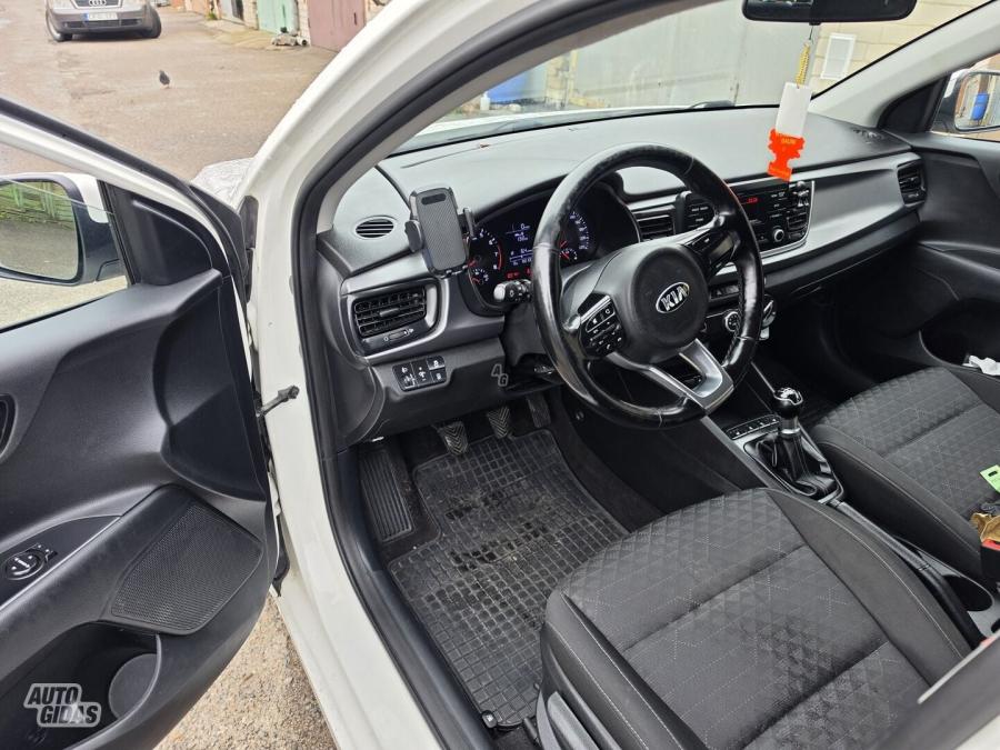 Kia Rio 2017 in Panevezys, with an engine capacity of 1.30 L and mileage of 190 thousand km for 5000 €, photo 5 on AUTOMOTO.COM.LV