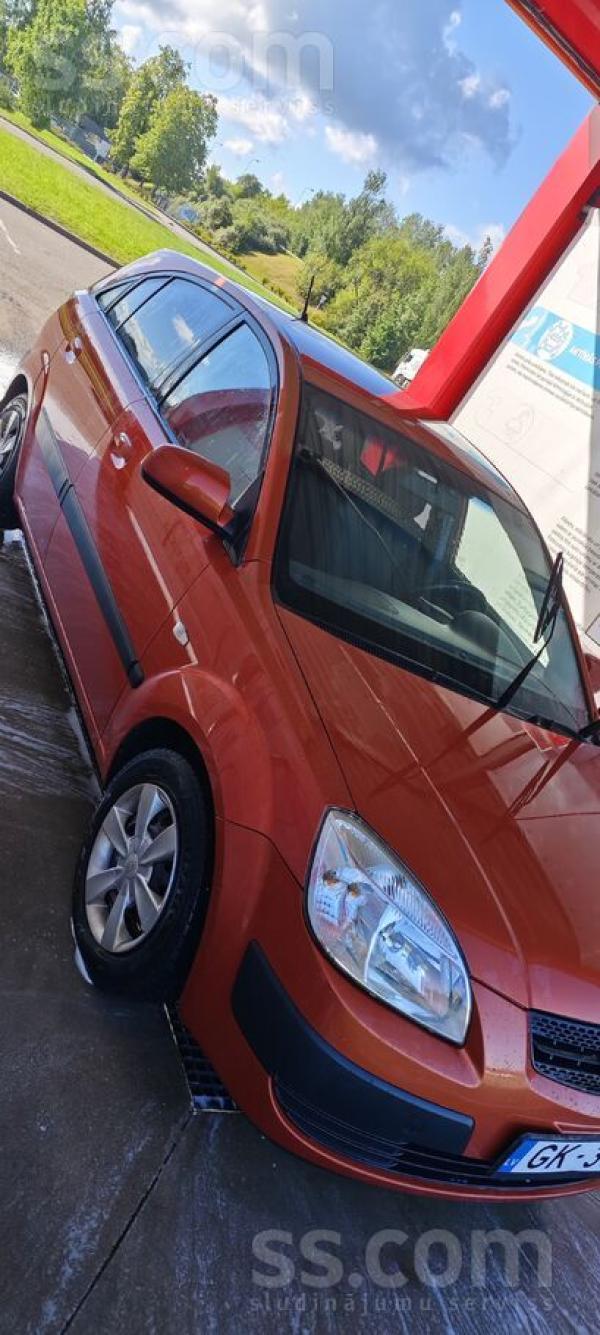 Orange Kia Rio 2006 in Riga, with an engine capacity of 1.40 L and mileage of 140 thousand km for 1400 €, photo 2 on AUTOMOTO.COM.LV