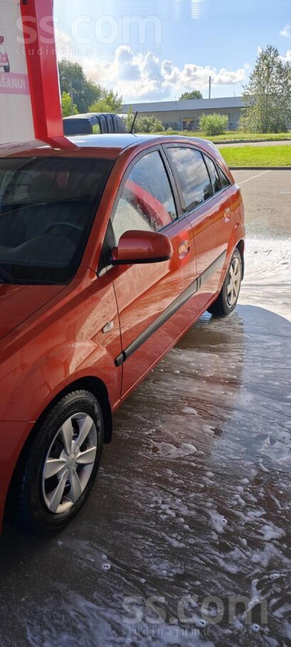 Orange Kia Rio 2006 in Riga, with an engine capacity of 1.40 L and mileage of 140 thousand km for 1400 €, photo 3 on AUTOMOTO.COM.LV