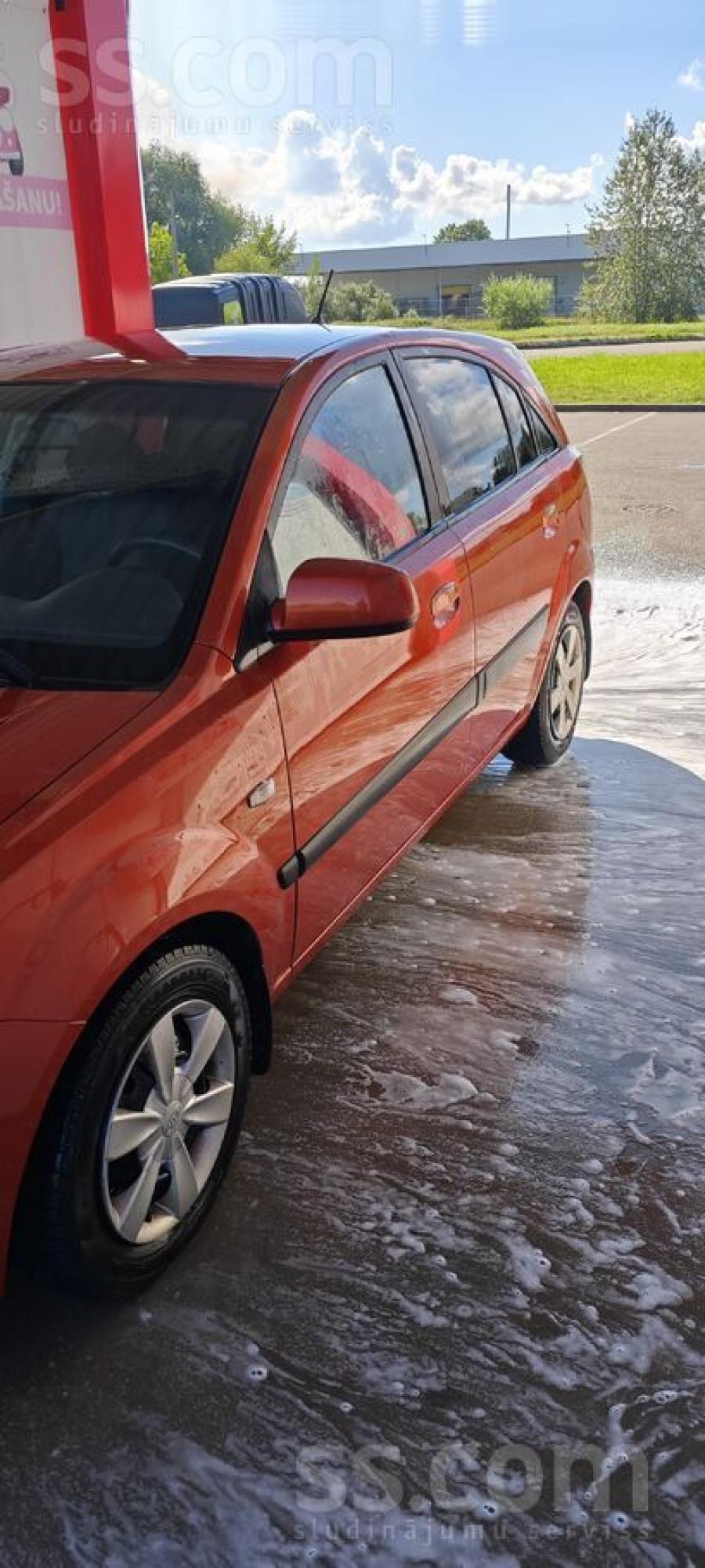Orange Kia Rio 2006 in Riga, with an engine capacity of 1.40 L and mileage of 140 thousand km for 1400 €, photo 4 on AUTOMOTO.COM.LV