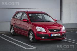 Red Kia Rio 2005 in Riga, with an engine capacity of 1.60 L and mileage of 113 thousand km for 2950 €, photo 4 on AUTOMOTO.COM.LV