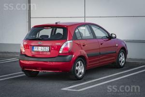 Red Kia Rio 2005 in Riga, with an engine capacity of 1.60 L and mileage of 113 thousand km for 2950 €, photo 5 on AUTOMOTO.COM.LV