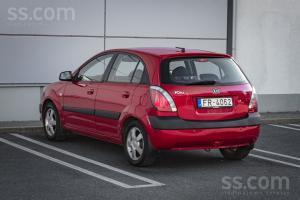 Red Kia Rio 2005 in Riga, with an engine capacity of 1.60 L and mileage of 113 thousand km for 2950 €, photo 7 on AUTOMOTO.COM.LV