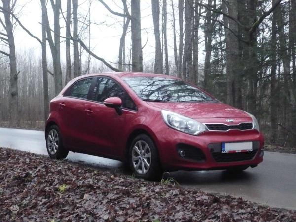 Red Kia Rio 2012 in Kaisiadorys, with an engine capacity of 1.12 L and mileage of 480 thousand km for 1950 €, photo 1 on AUTOMOTO.COM.LV