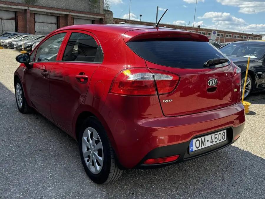 Red Kia Rio 2013 in Daugavpils, with an engine capacity of 1.20 L and mileage of 196 thousand km for 3850 €, photo 5 on AUTOMOTO.COM.LV