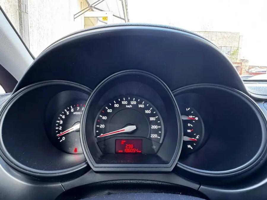 Red Kia Rio 2013 in Daugavpils, with an engine capacity of 1.20 L and mileage of 196 thousand km for 3850 €, photo 19 on AUTOMOTO.COM.LV