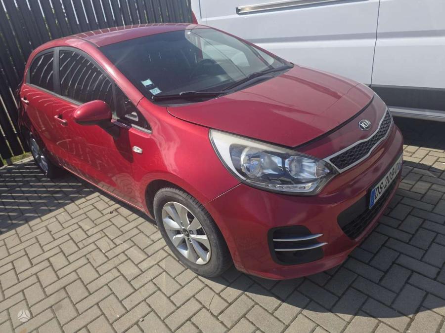 Красный Киа Рио 2015 в Таураге, объемом двигателя 1.12 л и пробегом 180 тыс. км за 3100 €, фото 1 на AUTOMOTO.COM.LV