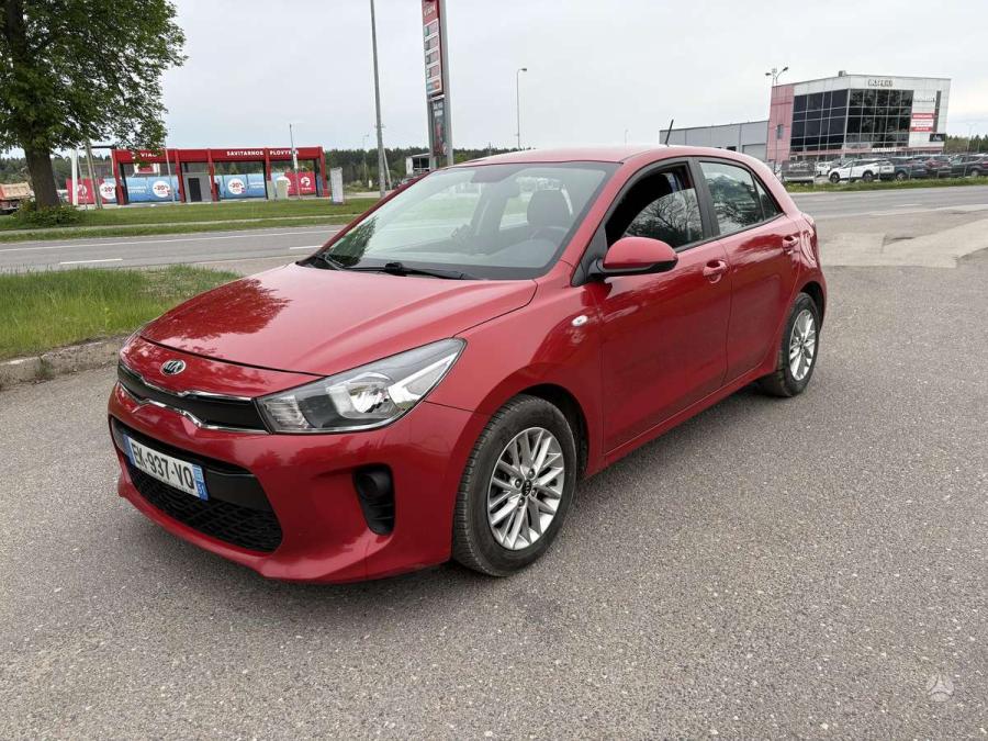 Red Kia Rio 2017 in Taurage, with an engine capacity of 1.40 L and mileage of 279 thousand km for 3450 €, photo 1 on AUTOMOTO.COM.LV