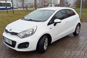 Balts Kia Rio 2011 Rīga, ar dzinēja tilpumu 1.40 L un nobraukumu 135 tūkst. km par 3550 €, foto  vietnē AUTOMOTO.COM.LV