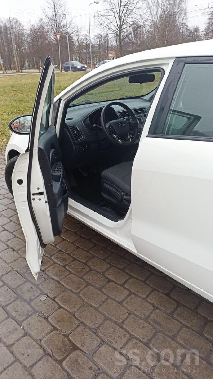 White Kia Rio 2011 in Riga, with an engine capacity of 1.40 L and mileage of 135 thousand km for 3550 €, photo 10 on AUTOMOTO.COM.LV