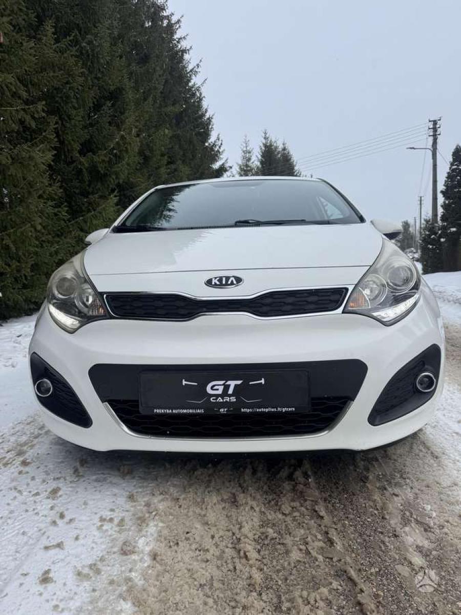 White Kia Rio 2012 in Alytus, with an engine capacity of 1.40 L and mileage of 275 thousand km for 2999 €, photo 1 on AUTOMOTO.COM.LV