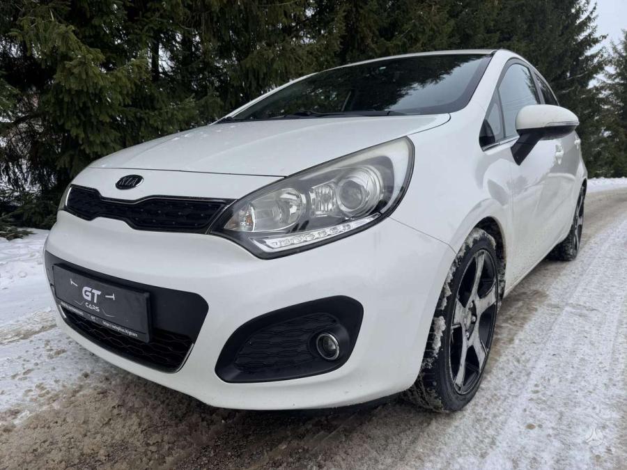 White Kia Rio 2012 in Alytus, with an engine capacity of 1.40 L and mileage of 275 thousand km for 2999 €, photo 2 on AUTOMOTO.COM.LV