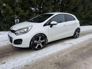 White Kia Rio 2012 in Alytus, with an engine capacity of 1.40 L and mileage of 275 thousand km for 2999 €, photo 3 on AUTOMOTO.COM.LV