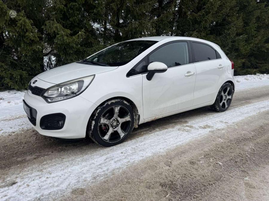 White Kia Rio 2012 in Alytus, with an engine capacity of 1.40 L and mileage of 275 thousand km for 2999 €, photo 3 on AUTOMOTO.COM.LV