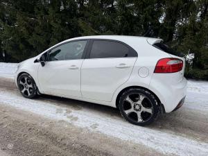 White Kia Rio 2012 in Alytus, with an engine capacity of 1.40 L and mileage of 275 thousand km for 2999 €, photo 4 on AUTOMOTO.COM.LV