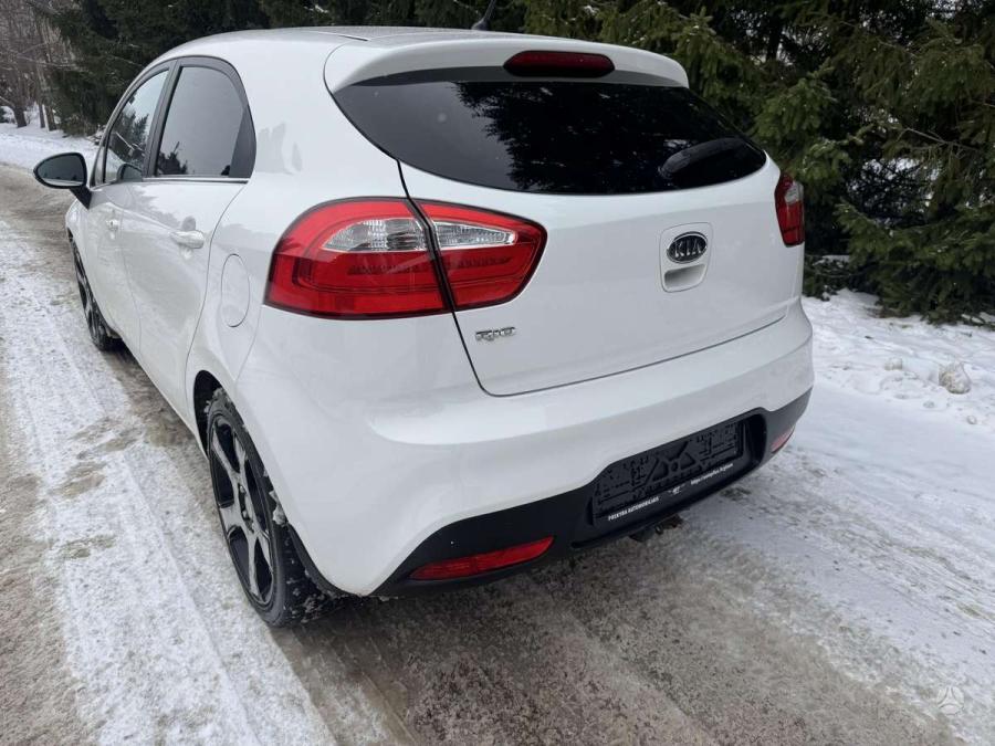 White Kia Rio 2012 in Alytus, with an engine capacity of 1.40 L and mileage of 275 thousand km for 2999 €, photo 5 on AUTOMOTO.COM.LV