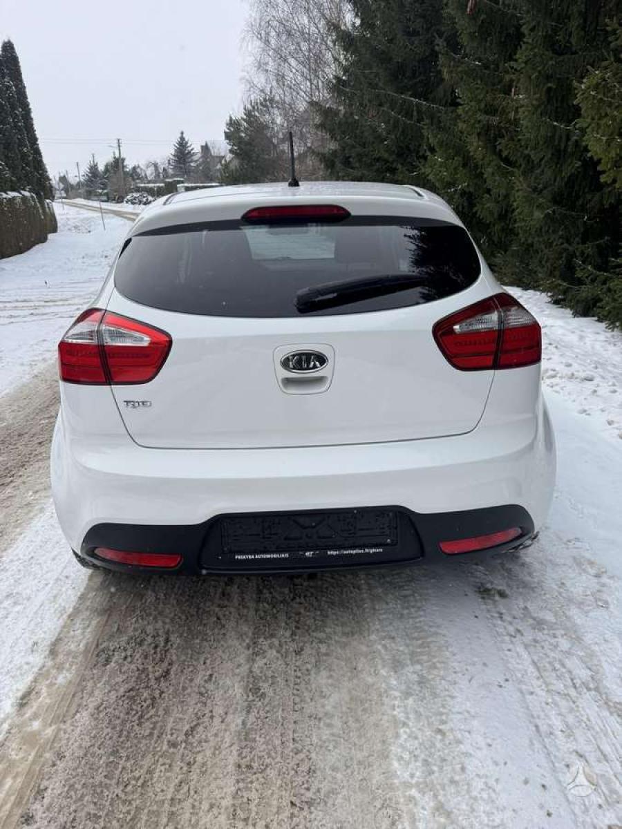 White Kia Rio 2012 in Alytus, with an engine capacity of 1.40 L and mileage of 275 thousand km for 2999 €, photo 6 on AUTOMOTO.COM.LV