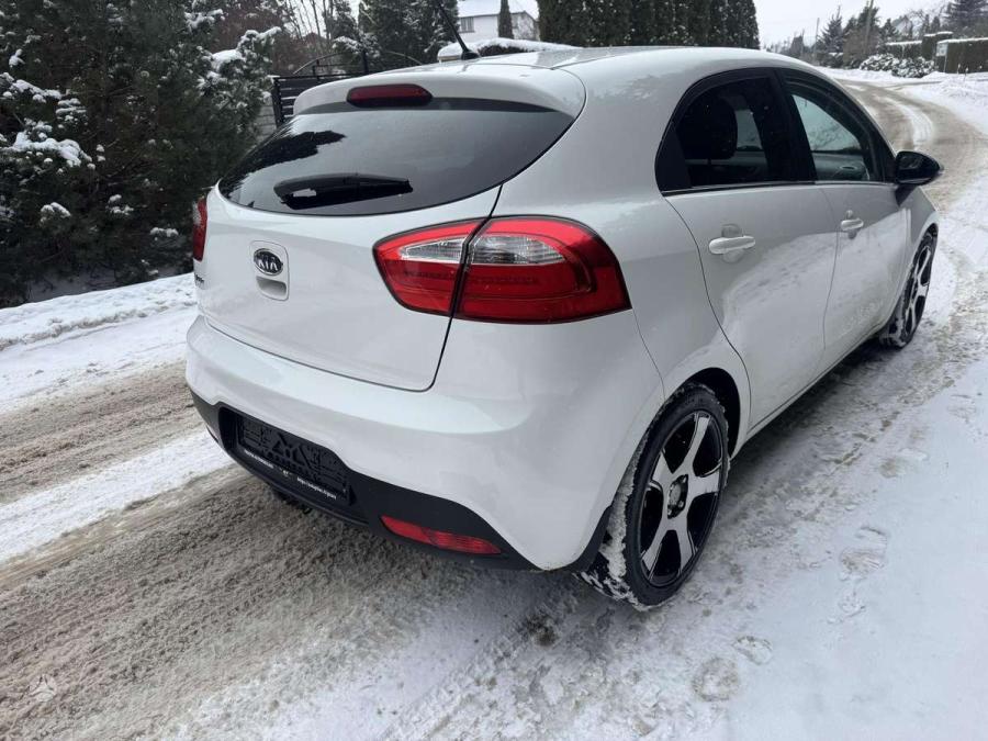 White Kia Rio 2012 in Alytus, with an engine capacity of 1.40 L and mileage of 275 thousand km for 2999 €, photo 7 on AUTOMOTO.COM.LV