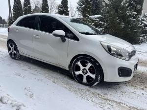 White Kia Rio 2012 in Alytus, with an engine capacity of 1.40 L and mileage of 275 thousand km for 2999 €, photo 8 on AUTOMOTO.COM.LV