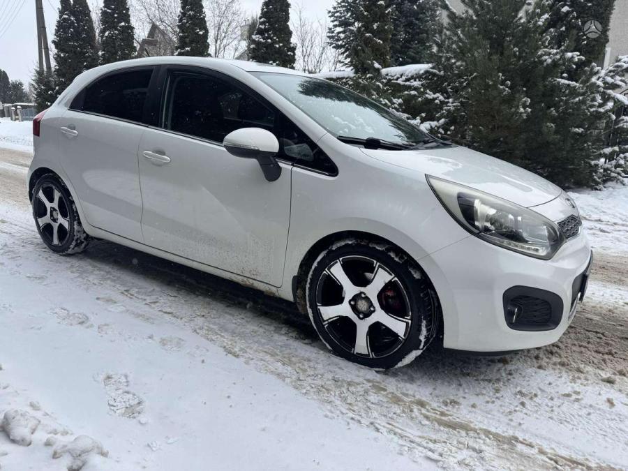 White Kia Rio 2012 in Alytus, with an engine capacity of 1.40 L and mileage of 275 thousand km for 2999 €, photo 8 on AUTOMOTO.COM.LV