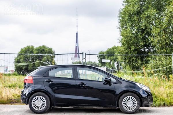 White Kia Rio 2014 in Riga, with an engine capacity of 1.20 L and mileage of 293 thousand km for 2990 €, photo 4 on AUTOMOTO.COM.LV