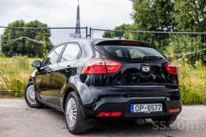 White Kia Rio 2014 in Riga, with an engine capacity of 1.20 L and mileage of 293 thousand km for 2990 €, photo 7 on AUTOMOTO.COM.LV