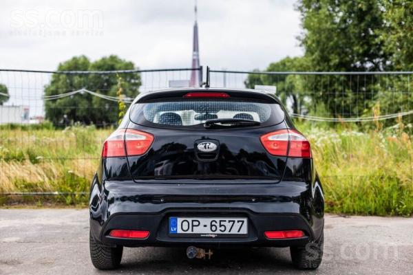White Kia Rio 2014 in Riga, with an engine capacity of 1.20 L and mileage of 293 thousand km for 2990 €, photo 8 on AUTOMOTO.COM.LV