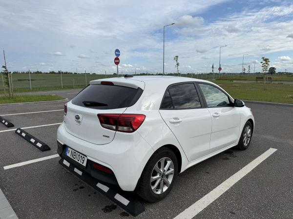 White Kia Rio 2017 in Marijampole, with an engine capacity of 1.40 L and mileage of 160 thousand km for 7200 €, photo 4 on AUTOMOTO.COM.LV